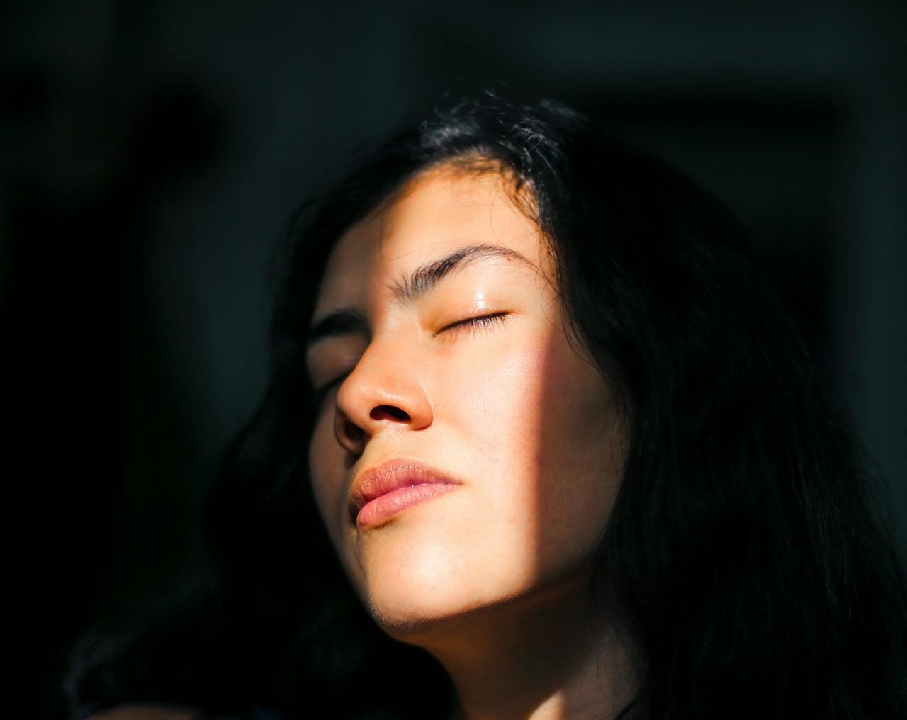 Can’t Open Your Eyes in a Dream? Spiritual Meaning Explained