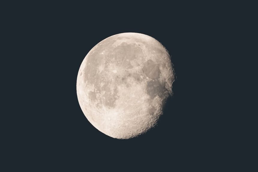 The Waning Gibbous Moon: Spiritual Meaning, Energy, and Superstitions